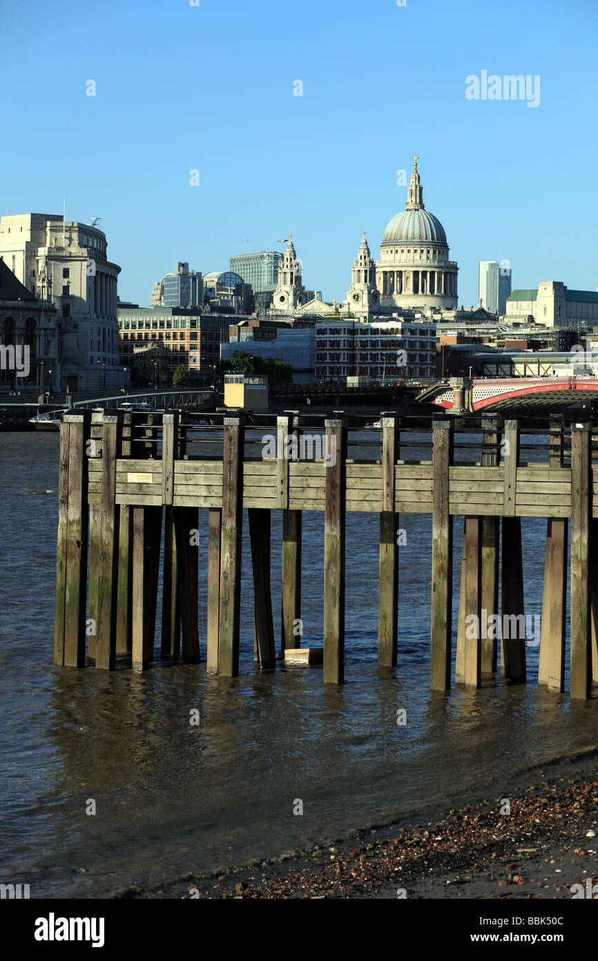 Wooden jetty river thames hi-res stock photography and images - Alamy