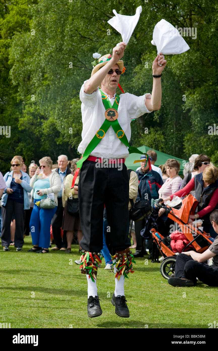 Morris dancing and maypole hi-res stock photography and images - Alamy