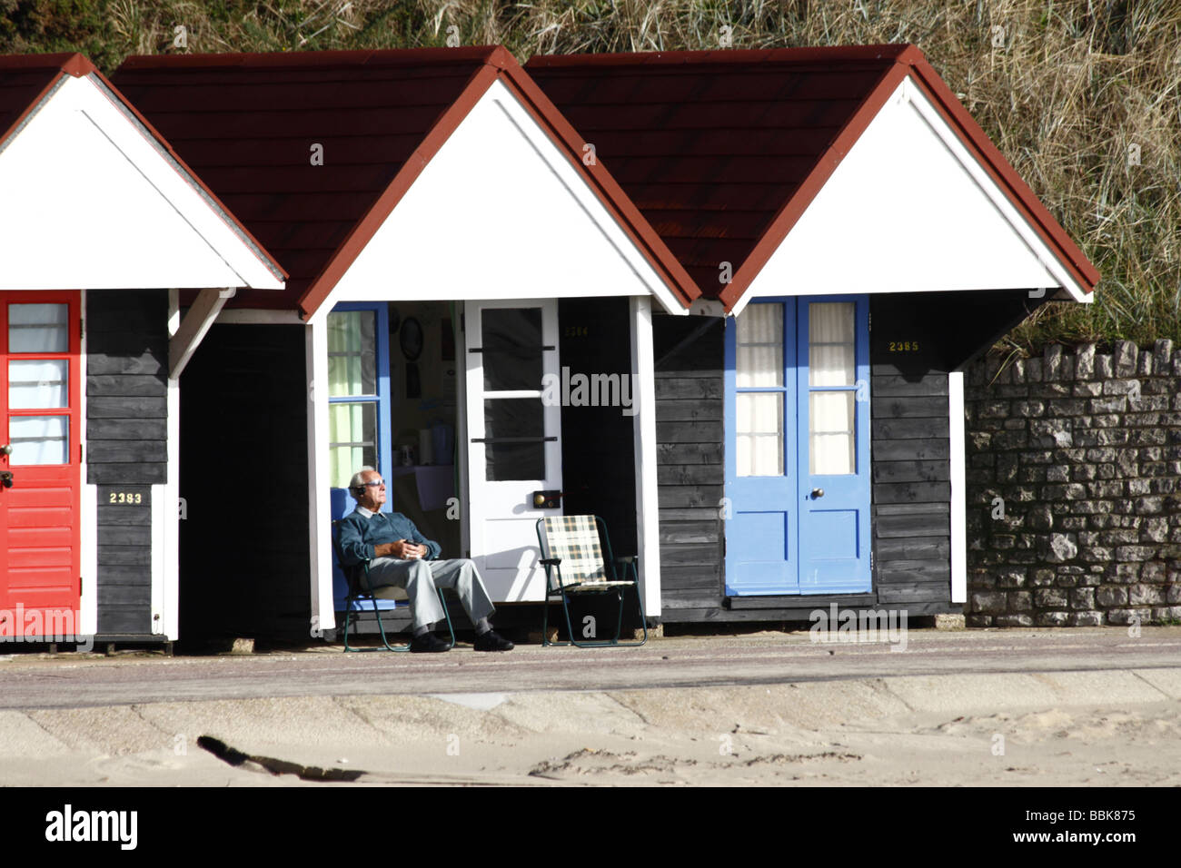 Man and beach hut Stock Photo - Alamy