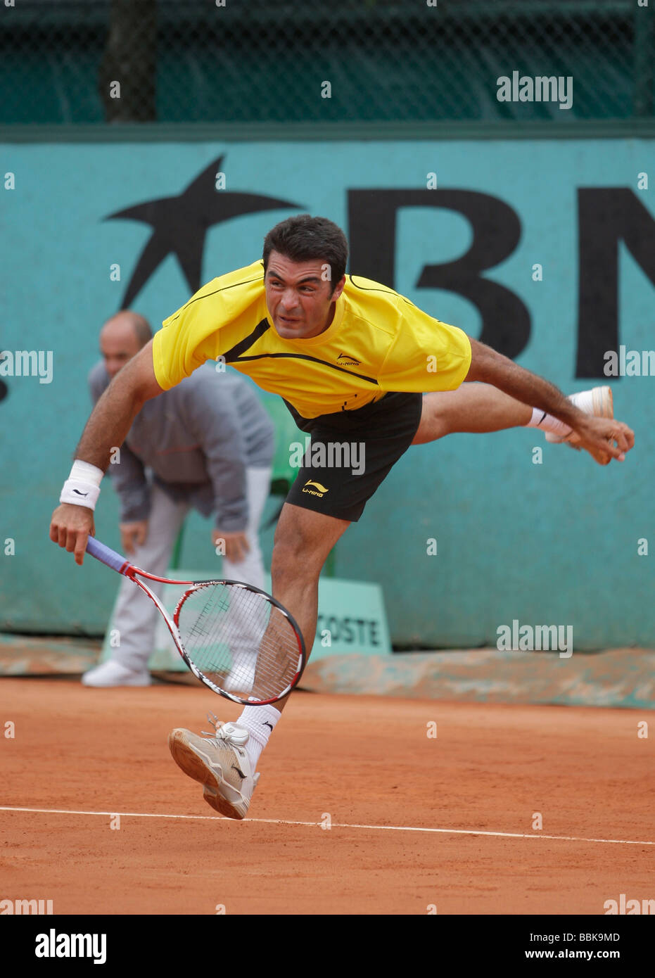 Tennis player Ivan Navarro playing a service at Roland Garros Stock ...