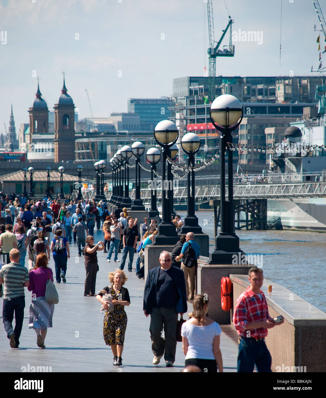 Queens walk hi-res stock photography and images - Alamy