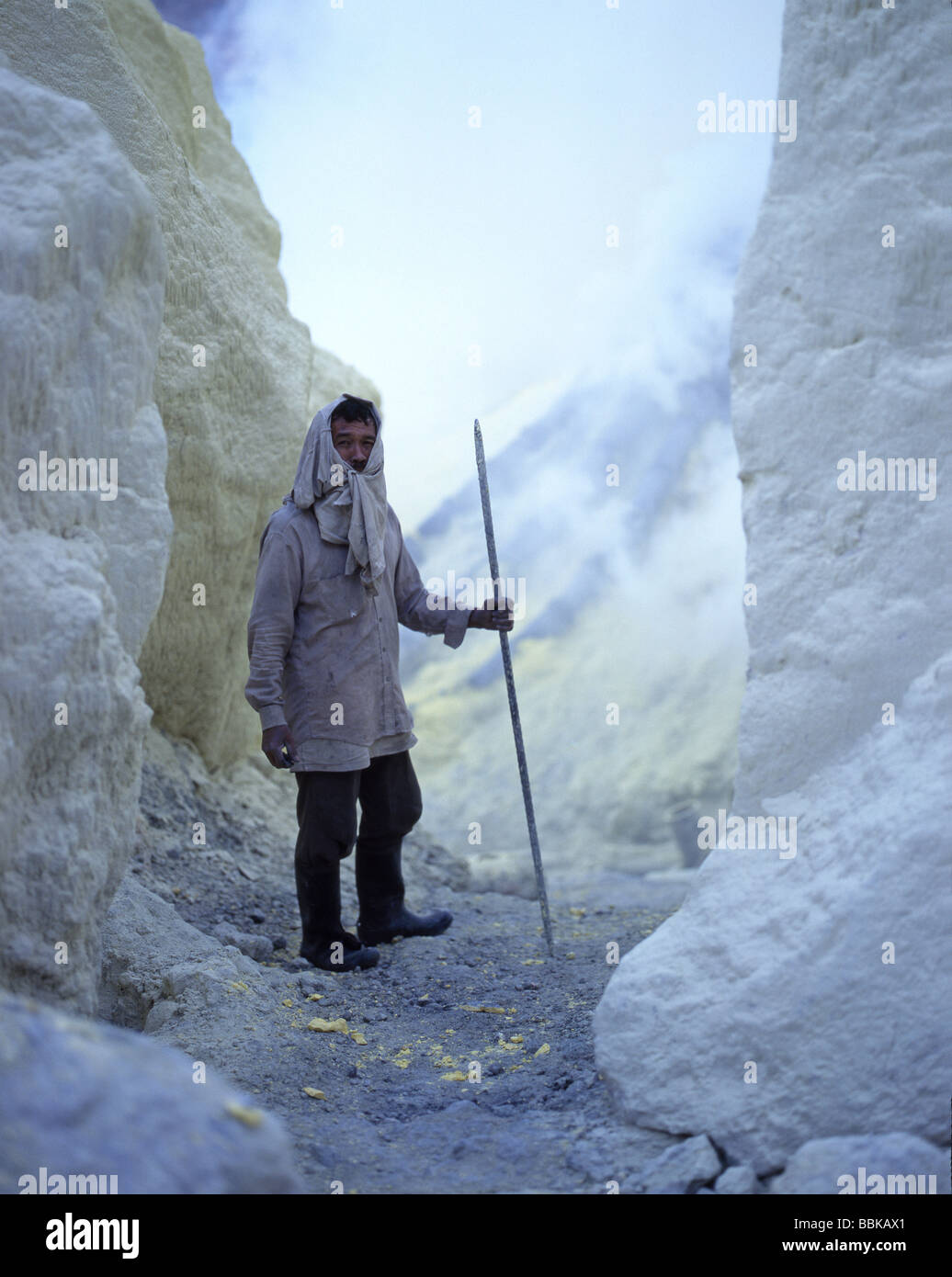 Sulphur miner at Ijen volcano, Java Stock Photo - Alamy