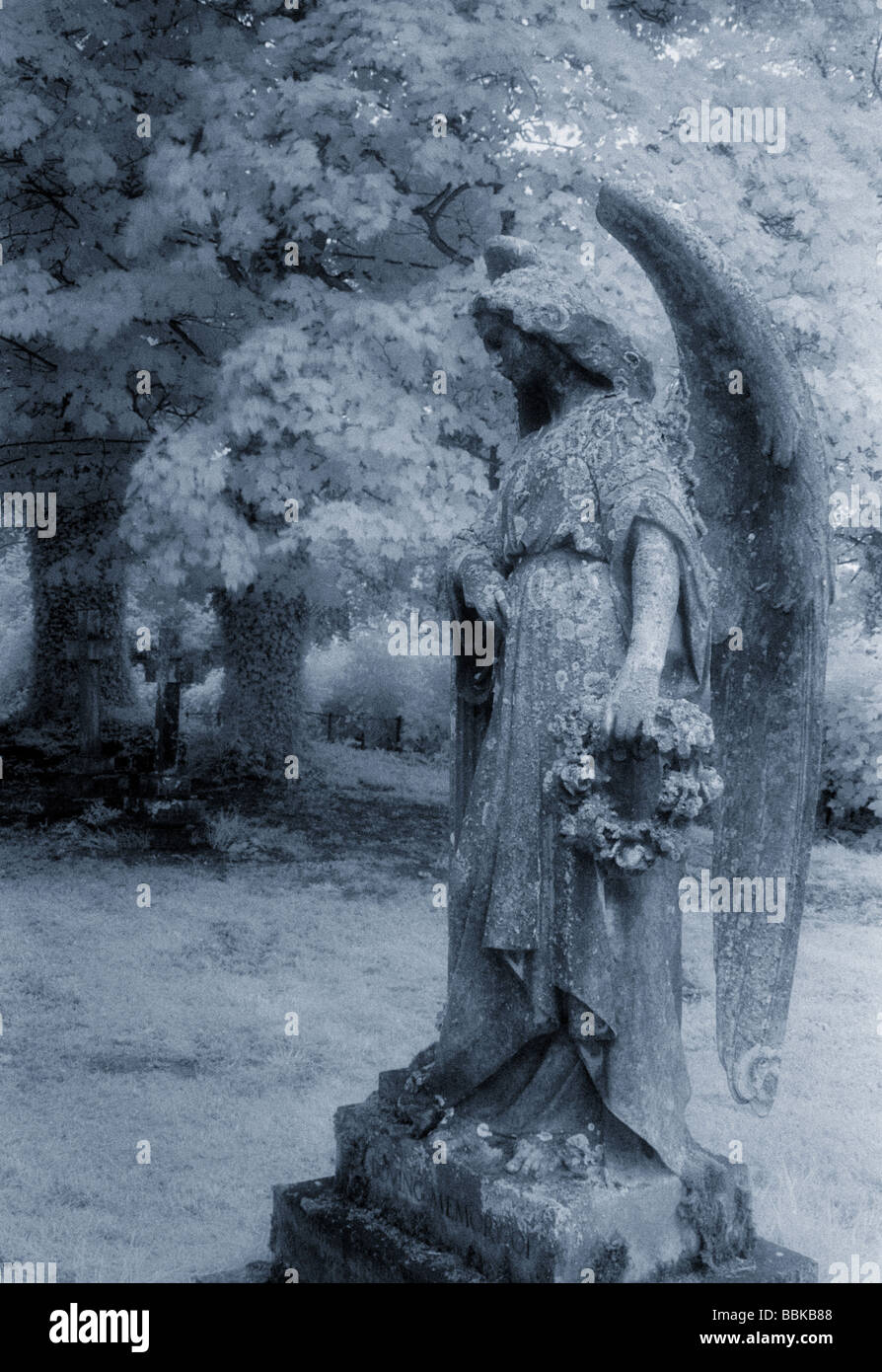 Angel statue images hi-res stock photography and images - Alamy