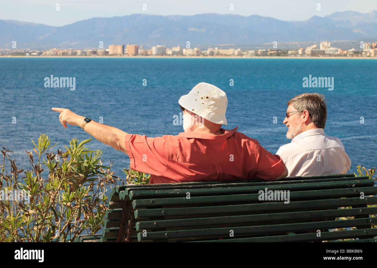 Two old men talking on a bench hi-res stock photography and images - Alamy