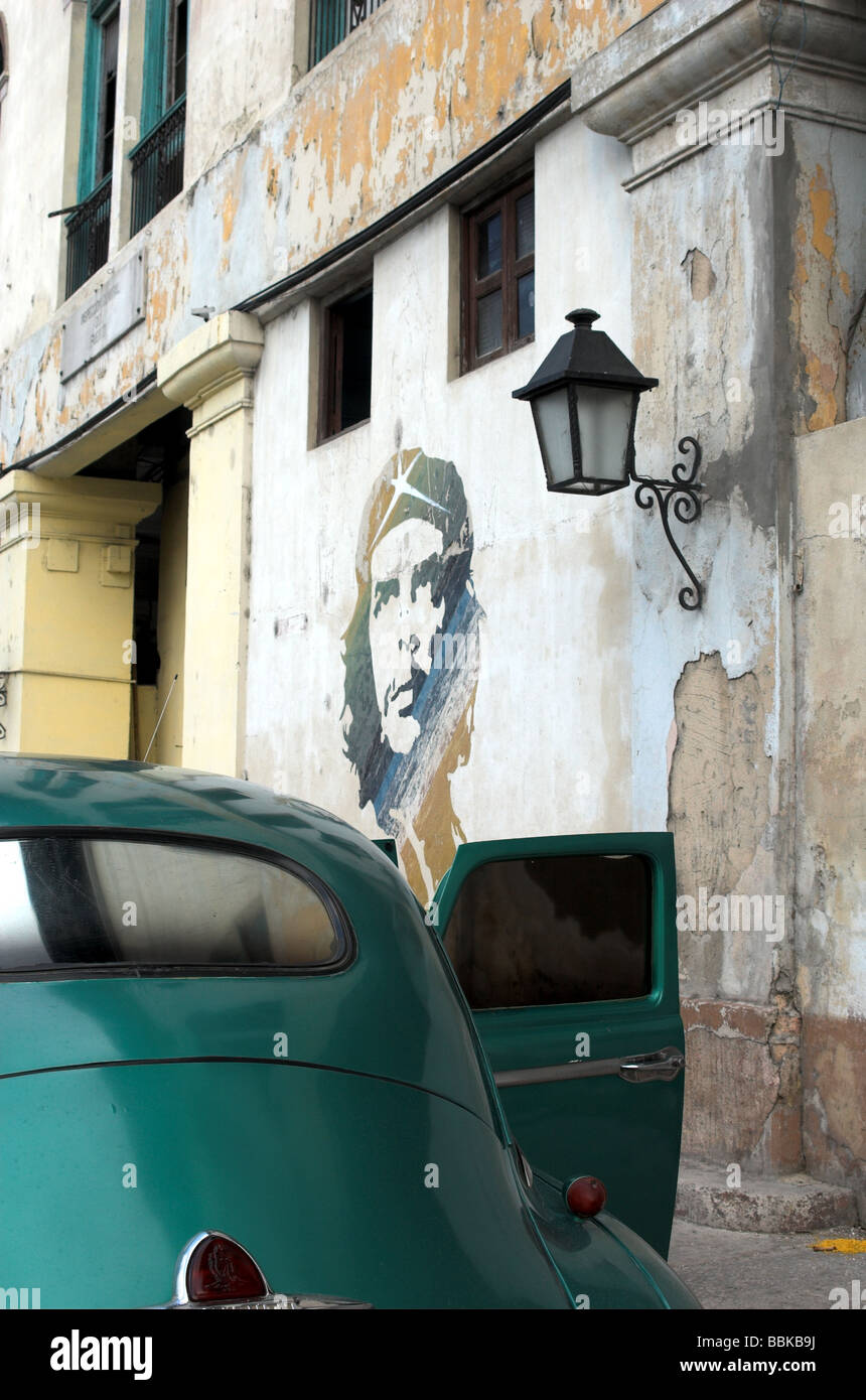 retro American car with open door in front of impression of Che Guevara ...