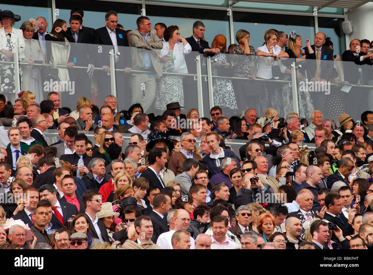 Horse racing crowd hi-res stock photography and images - Alamy