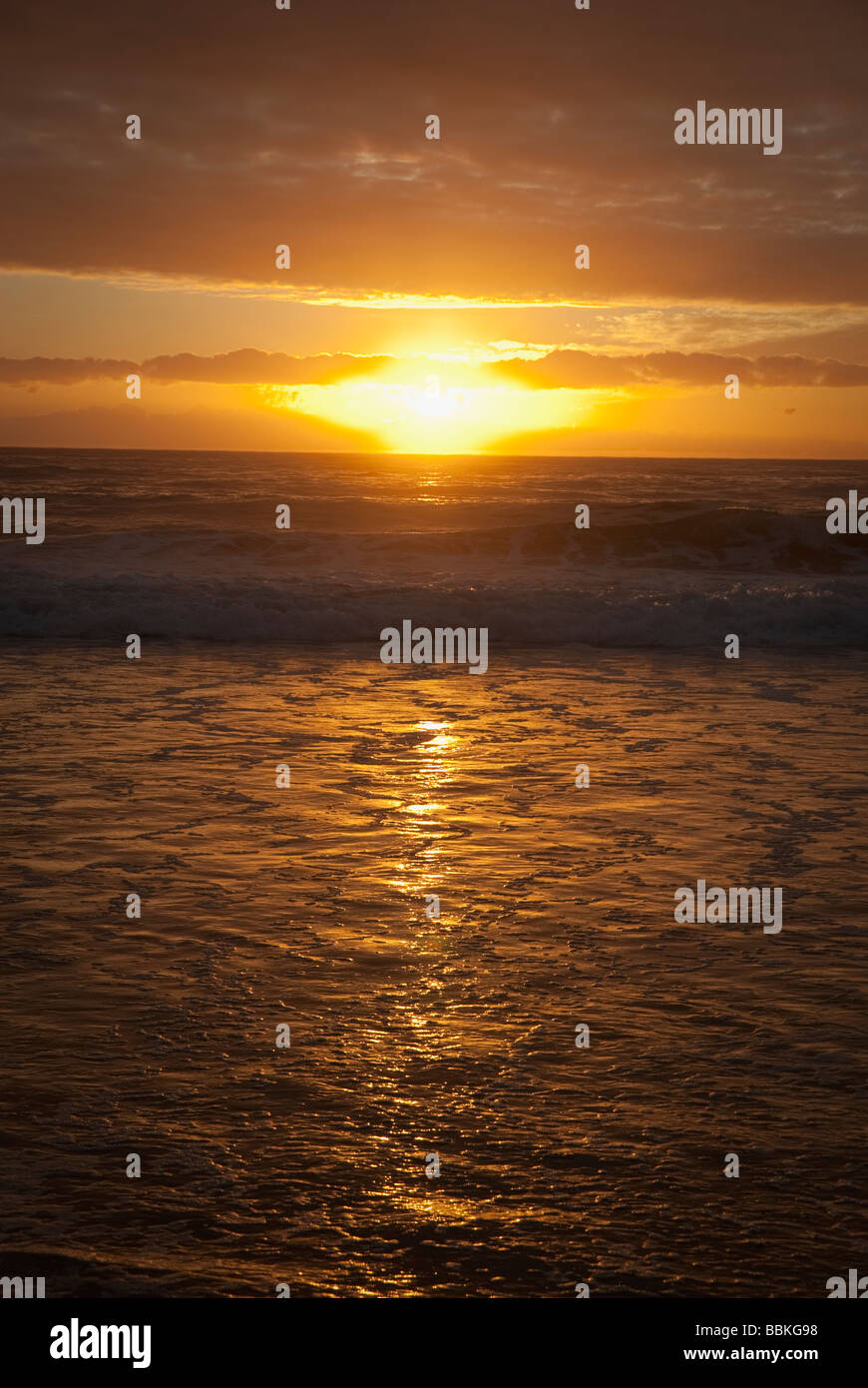 Sunrise over ocean hi-res stock photography and images - Alamy