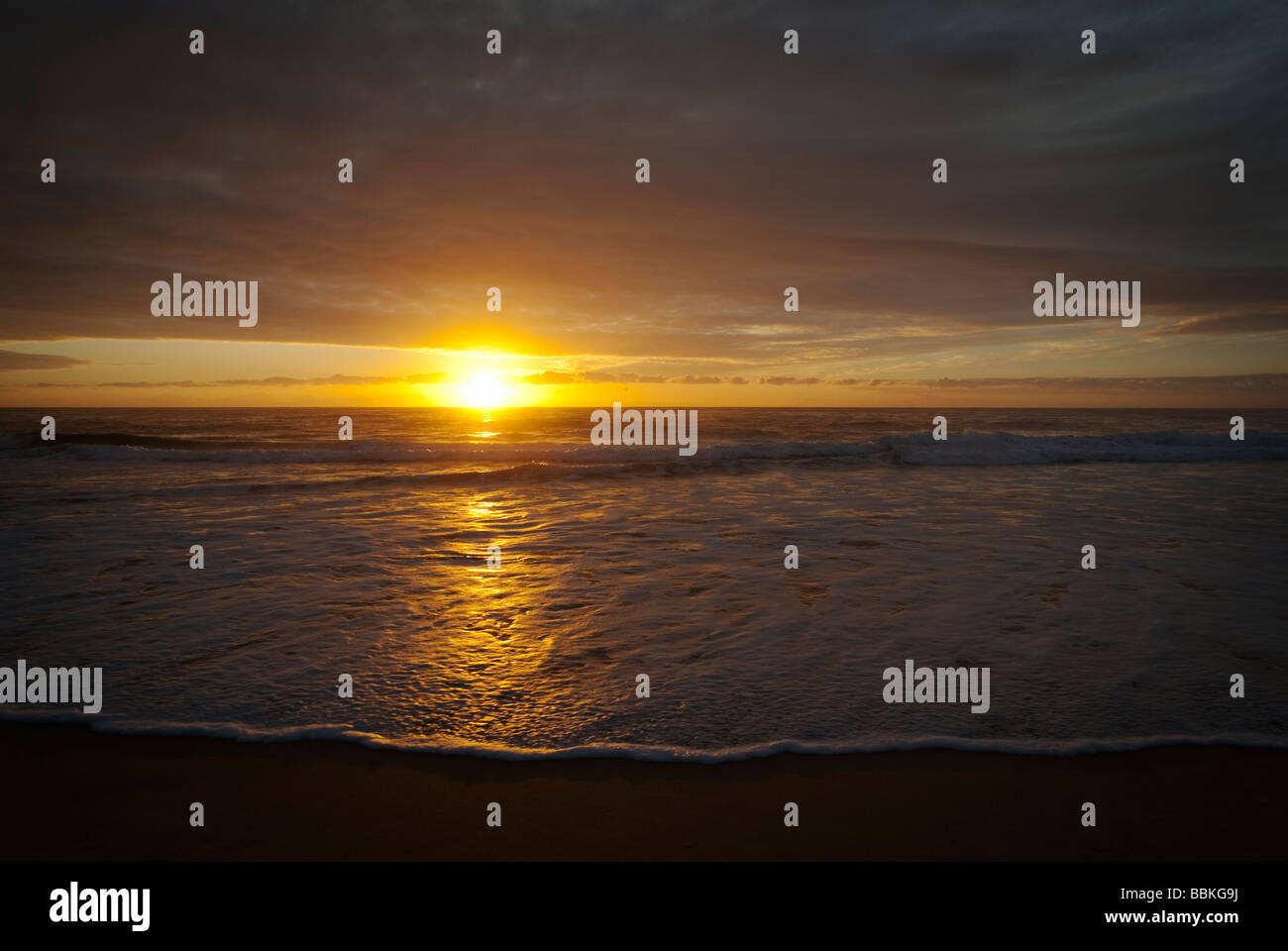 Sunrise over ocean hi-res stock photography and images - Alamy