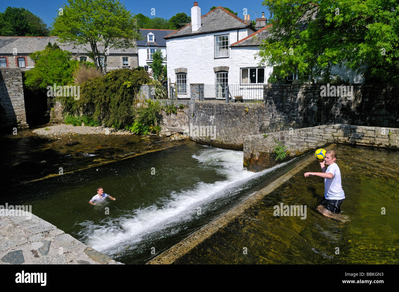 Children playing in the River Walkham weir at Horrabridge village Devon ...