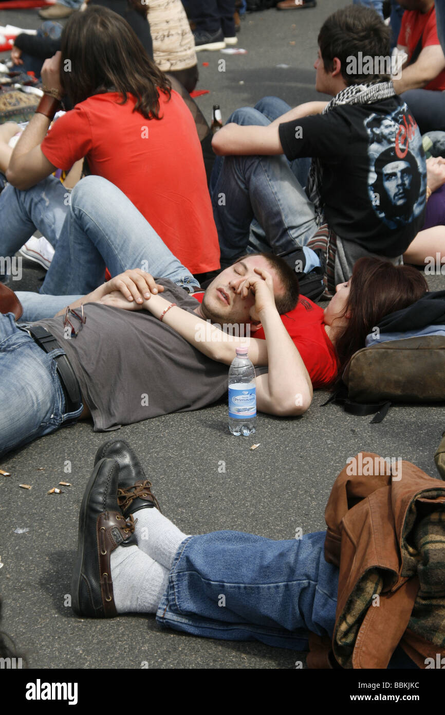 Sad couple hug park hi-res stock photography and images - Alamy