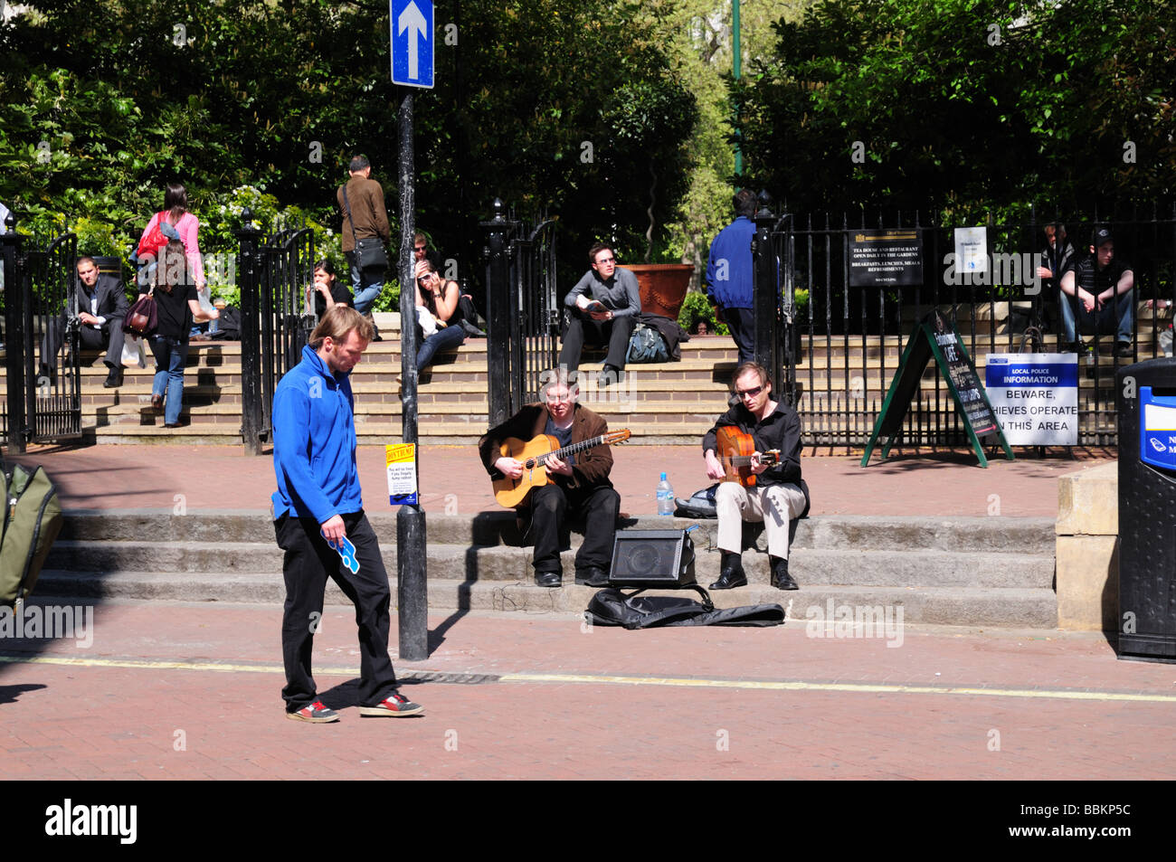 Musicians playing outside Embankment underground station and Vitoria ...