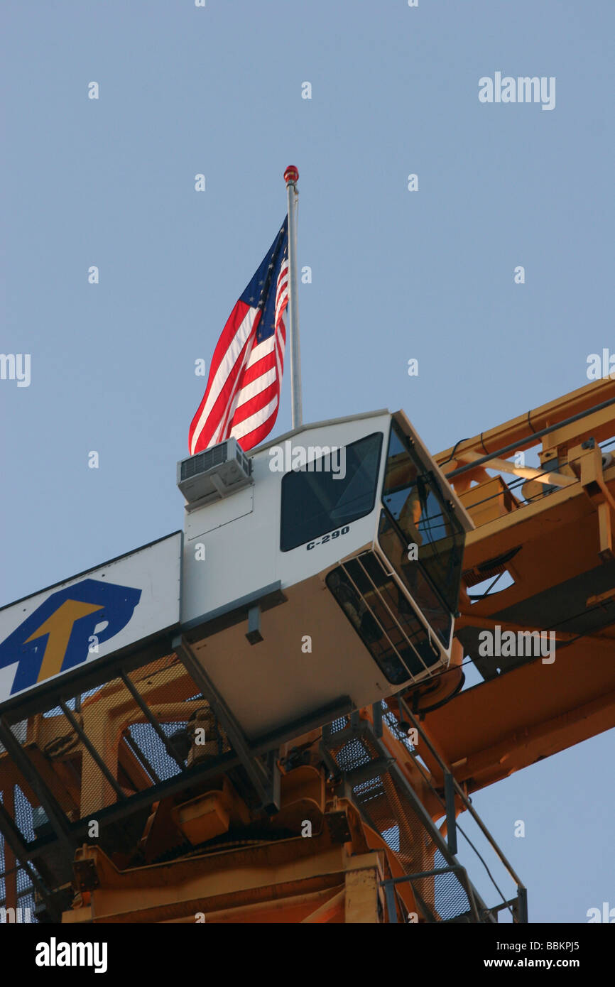 Crane building skyscraper hi-res stock photography and images - Alamy