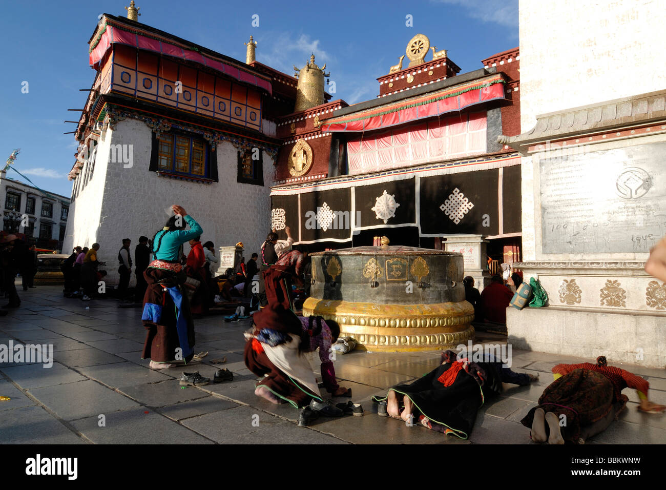 Prostrations of Tibetian pilgrims in front of the Jokhang temple, Lhasa ...