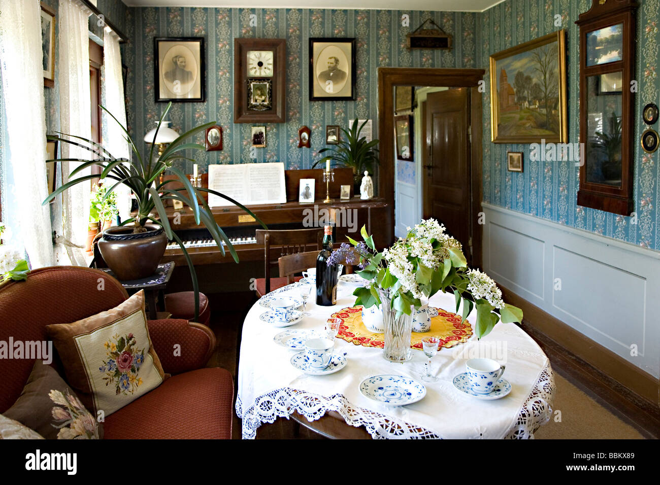 Old living room interior Stock Photo - Alamy