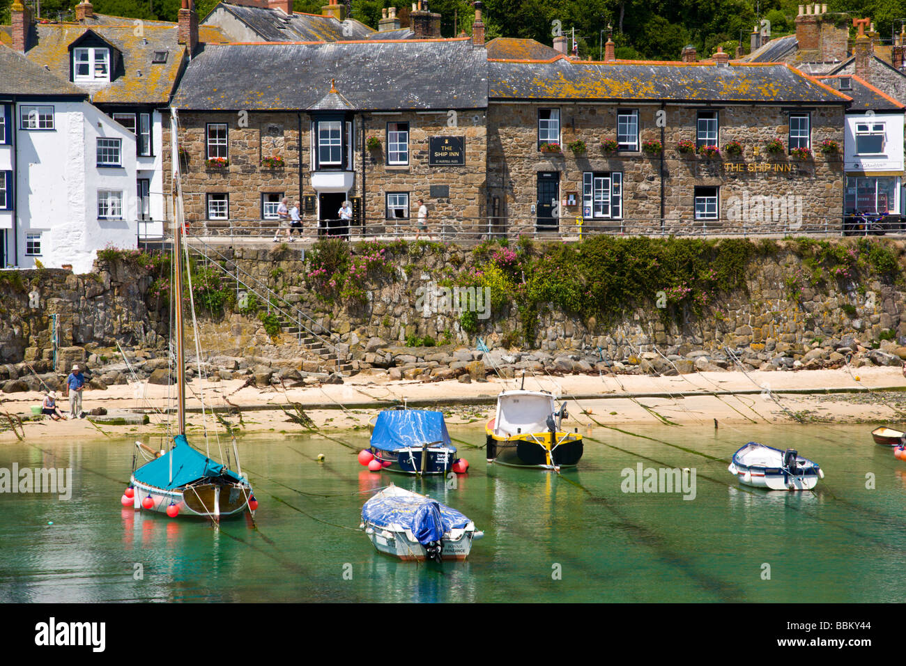 Harbours cornwall hi-res stock photography and images - Alamy