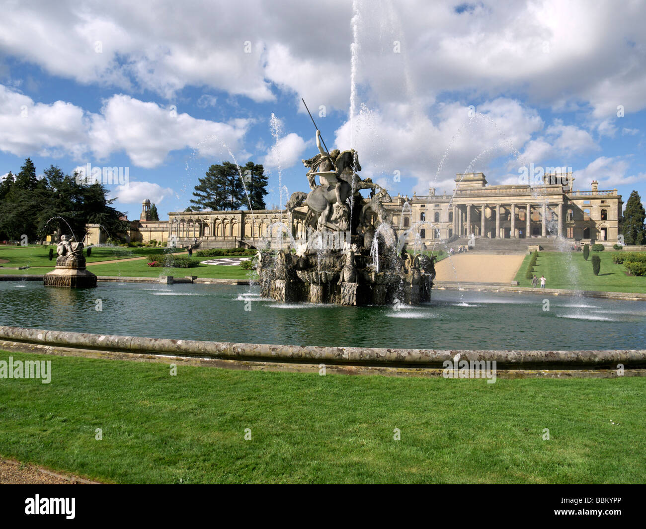Water feature manor house grounds hi-res stock photography and images ...