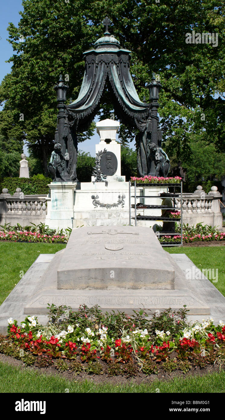 The family s crypt in central cemetery Vienna Stock Photo - Alamy