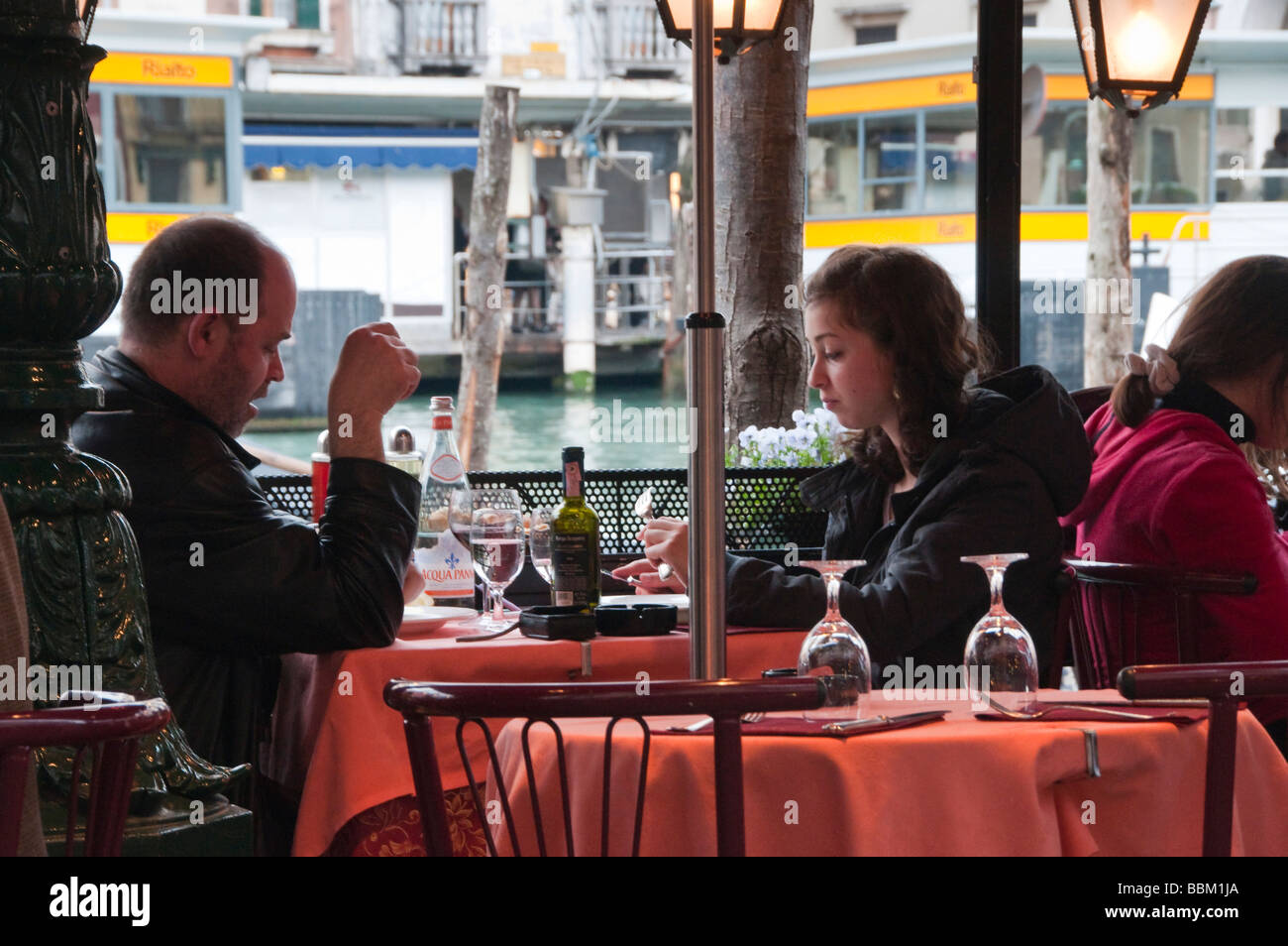 Open air restaurant hi-res stock photography and images - Alamy