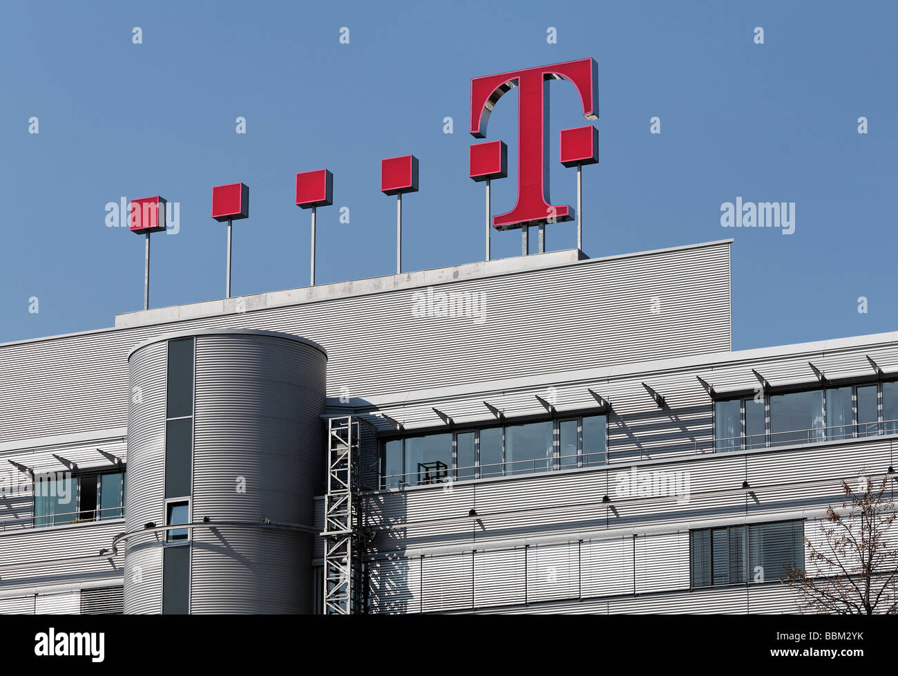 Logo auf der fassade hi-res stock photography and images - Alamy