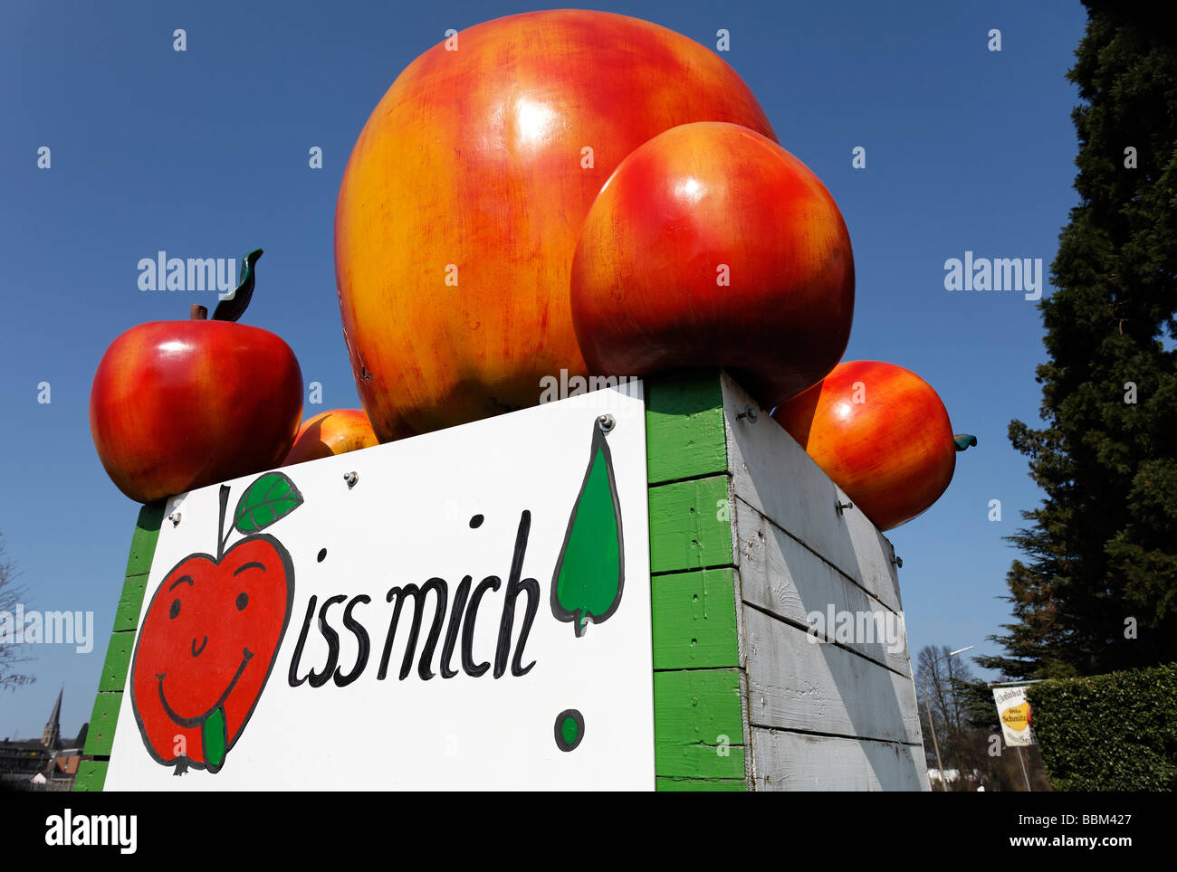 Fake apples on a cart, "iss mich" in writing, signpost of an apple sale ...