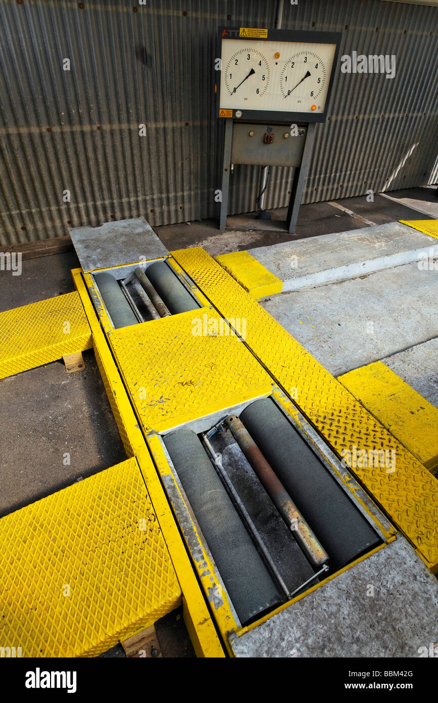 Car ramp hi-res stock photography and images - Alamy