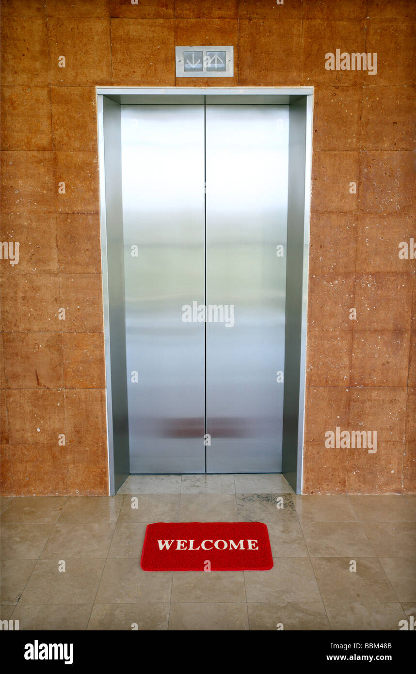 Office elevator hi-res stock photography and images - Alamy