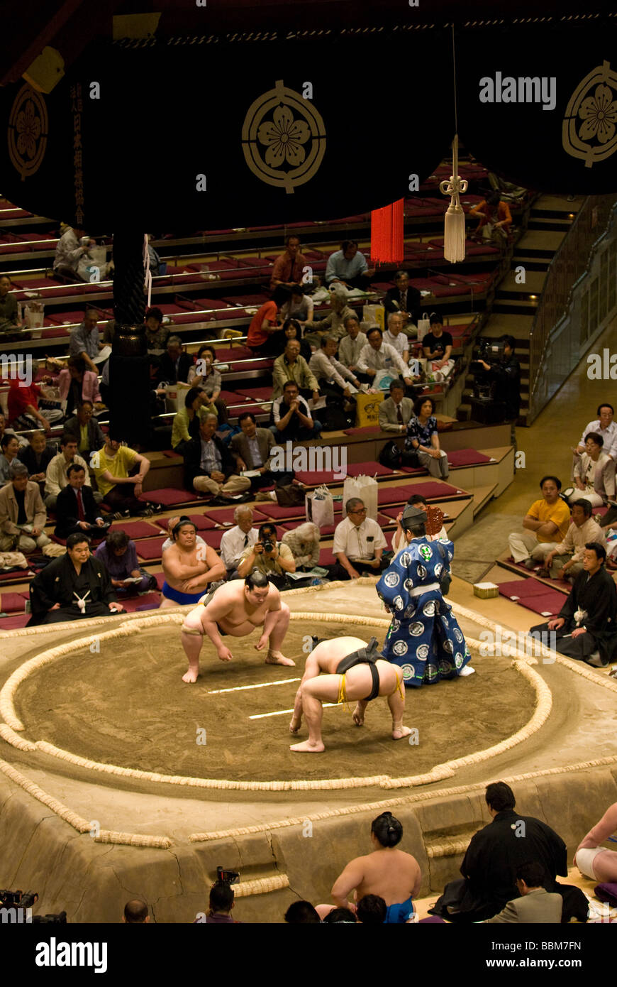Sumo wrestling in Tokyo's Kokugikan Sumo Hall Stock Photo - Alamy