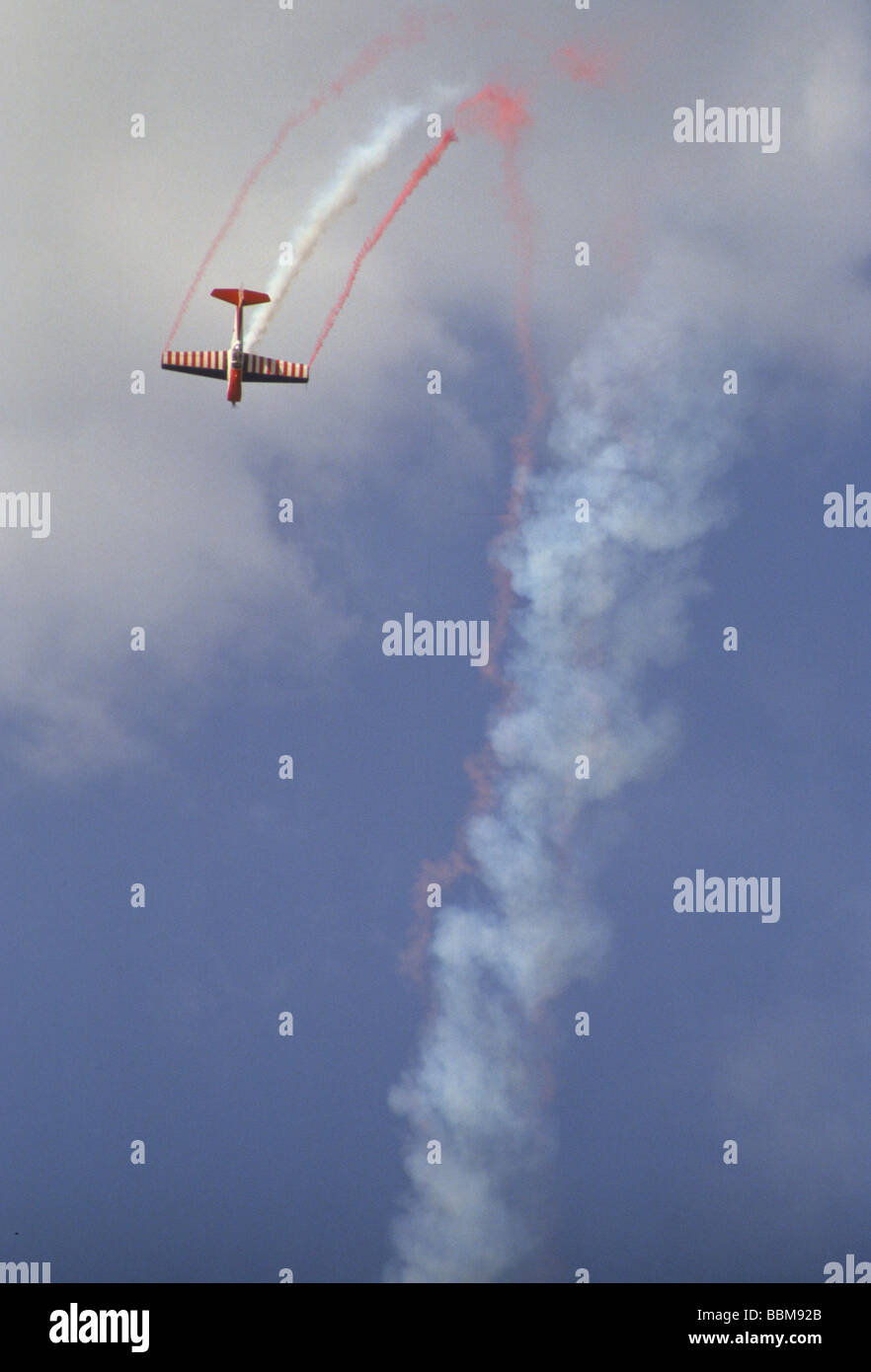 Plane loop stunt hi-res stock photography and images - Alamy