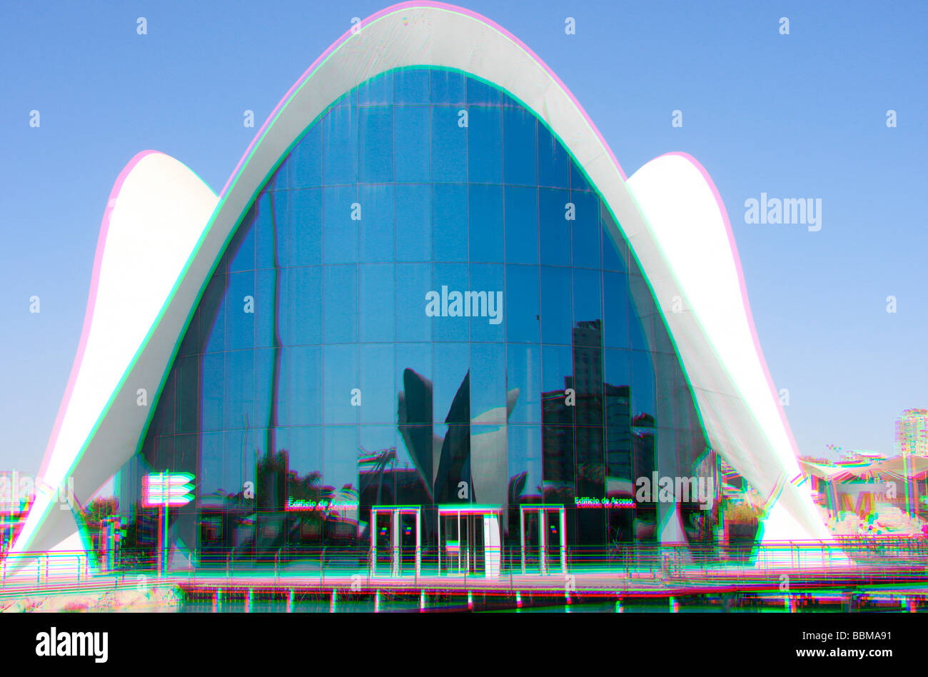 EXAMPLE OF EXTREME CHROMATIC ABERRATION IN PHOTOGRAPHY of L'oceanogrfic ...