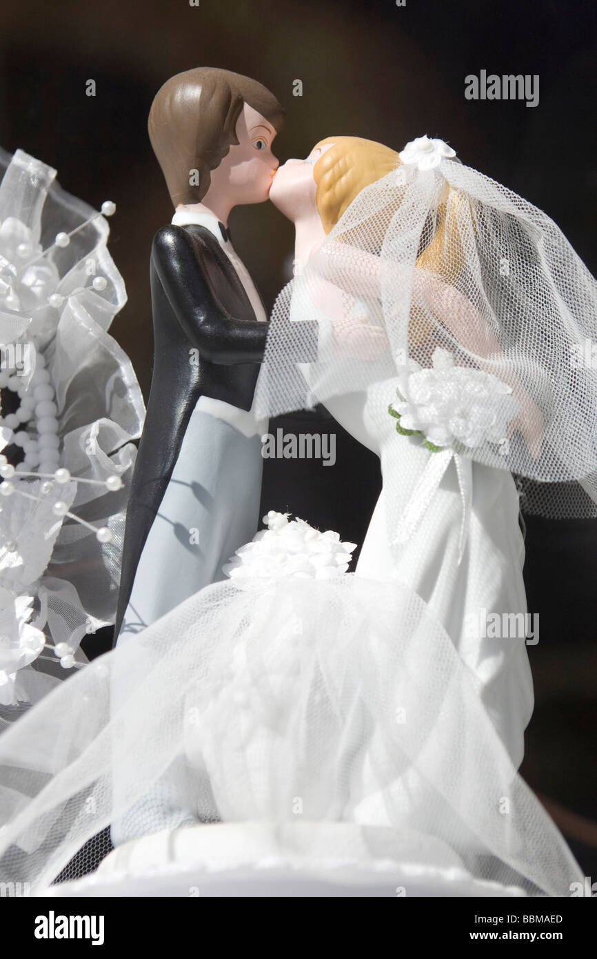 Wedding cake figures hi-res stock photography and images - Alamy
