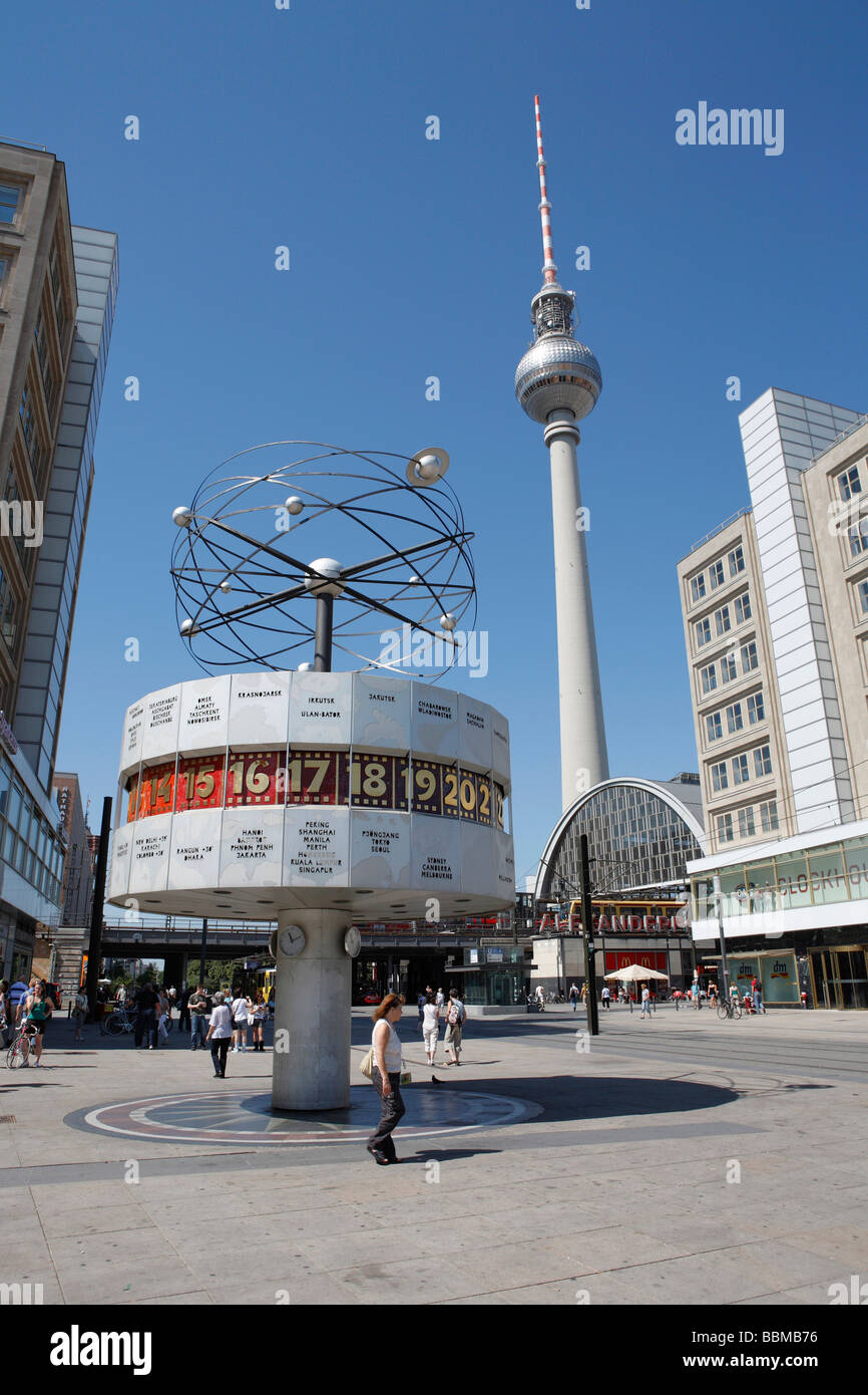 Fernsehturm TV tower and World Clock on Alexanderplatz square, Berlin ...