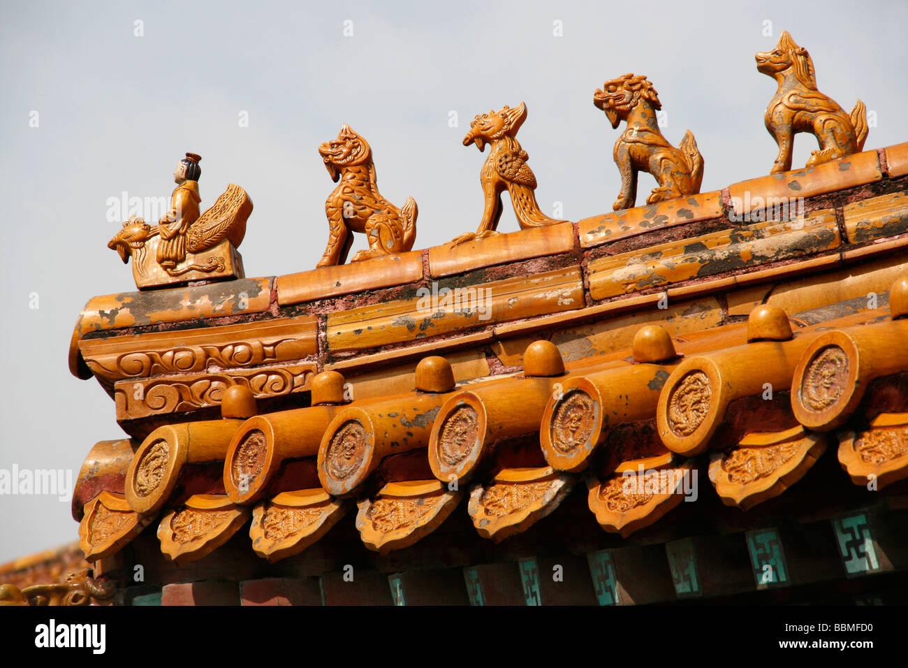 Chinese imperial roof decoration hi-res stock photography and images ...