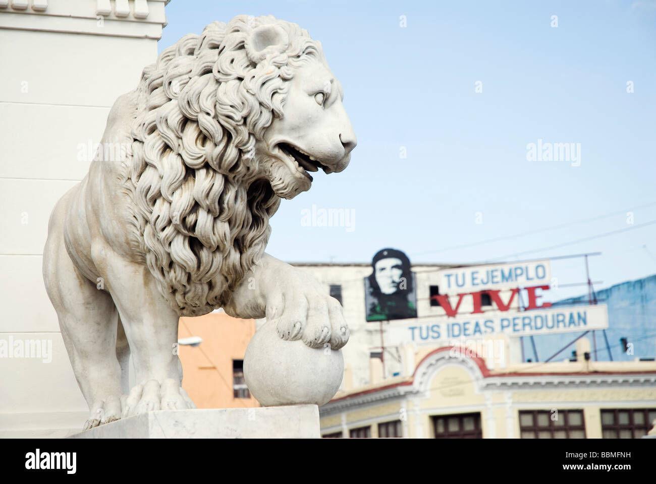 Staute of a lion hi-res stock photography and images - Alamy