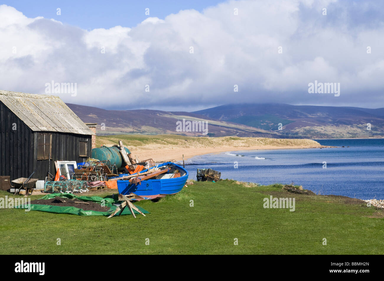dh BRORA SUTHERLAND Beached boat and sandy beaches coast Stock Photo ...
