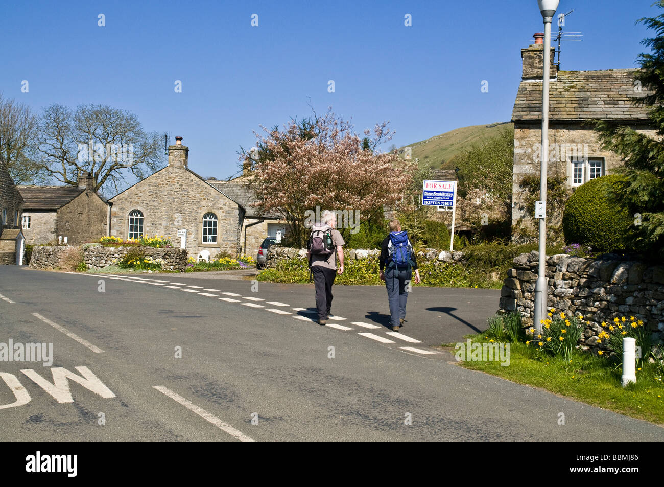 dh Yorkshire Dales National Park WHARFEDALE NORTH YORKSHIRE Hikers ...