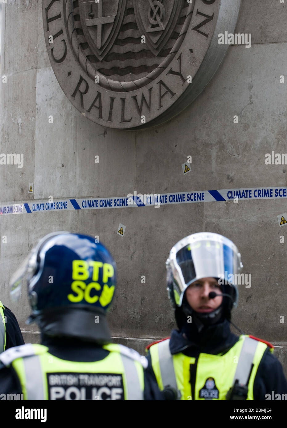 Riot gear hi-res stock photography and images - Alamy