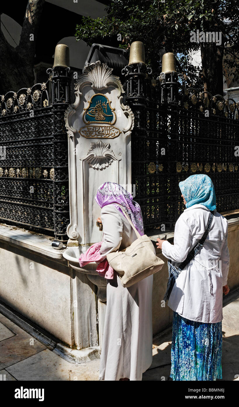 Devout muslims hi-res stock photography and images - Alamy