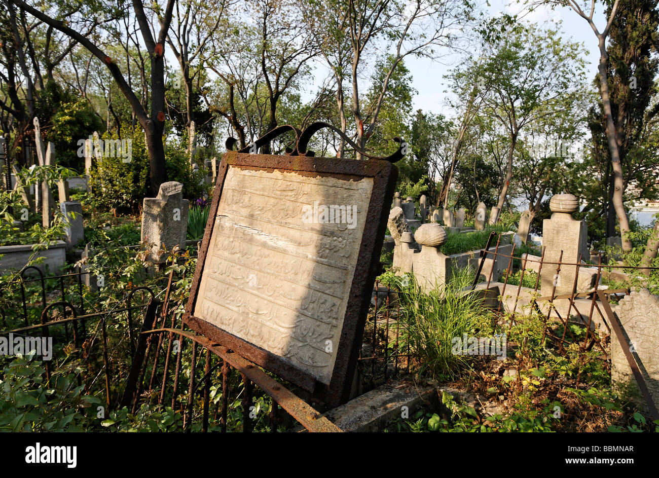 Muslim tombs cemetery hi-res stock photography and images - Alamy