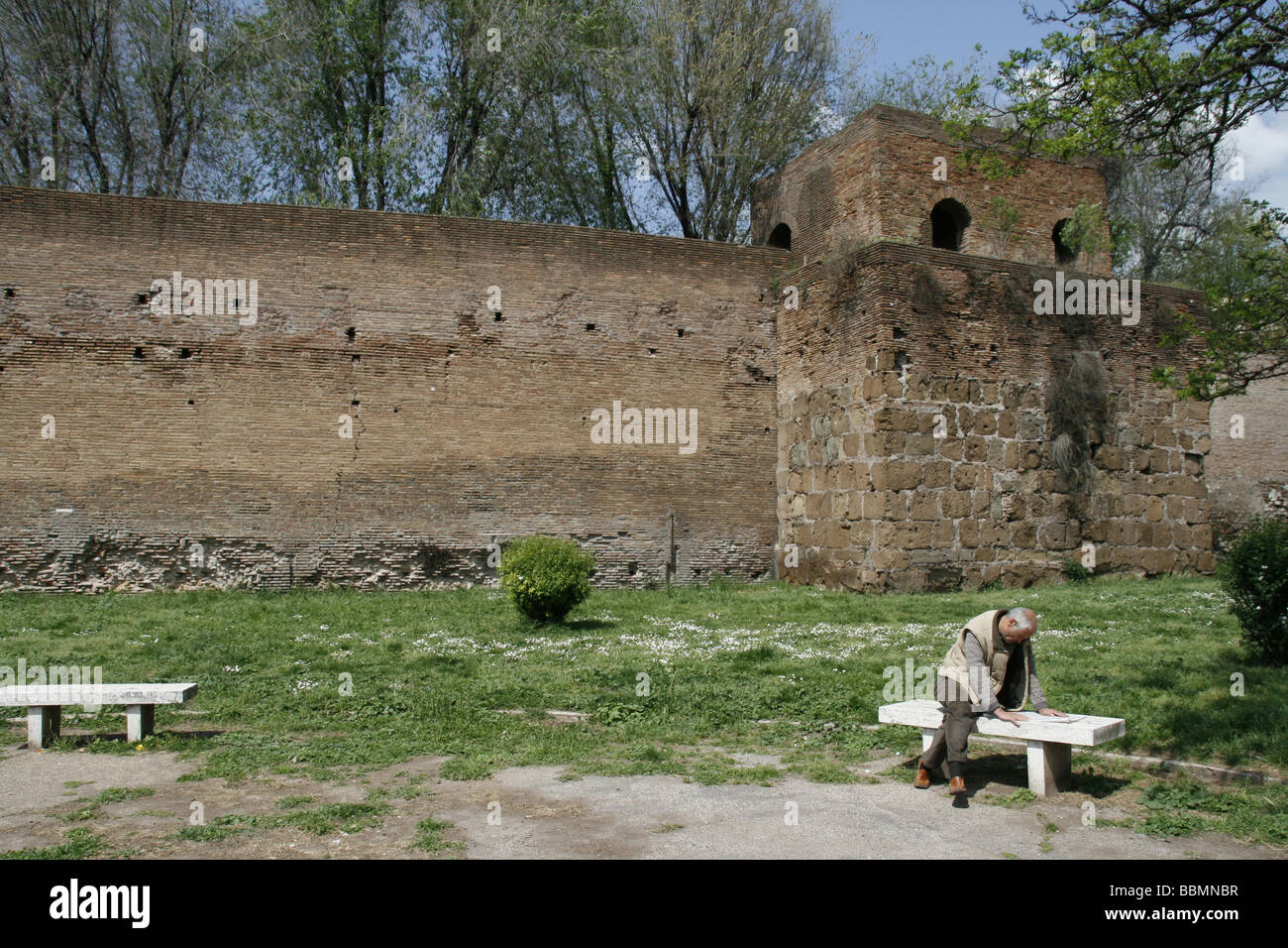 Reading bench rome hi-res stock photography and images - Alamy