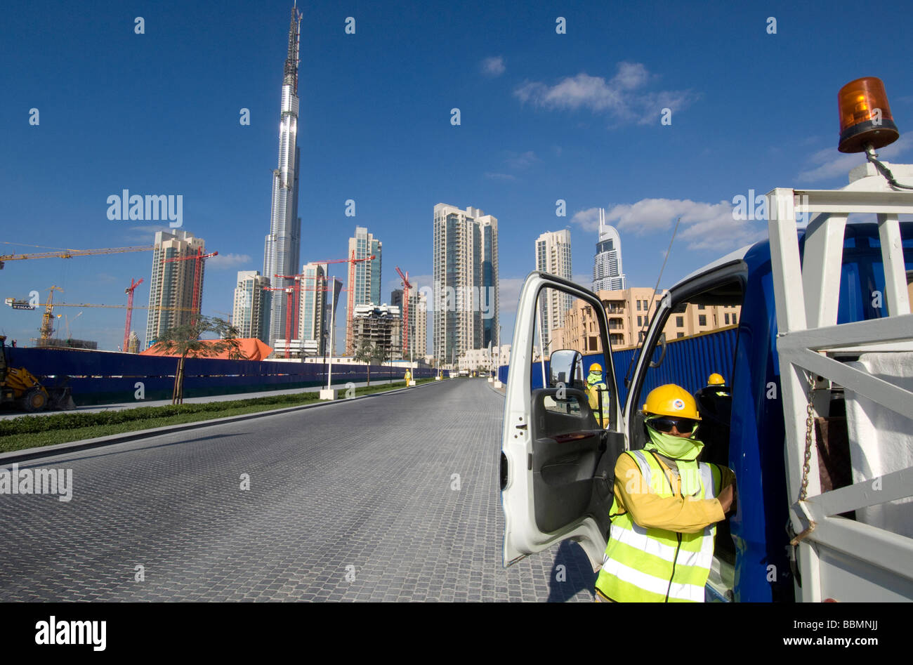 Dubai construction employees hi-res stock photography and images - Alamy