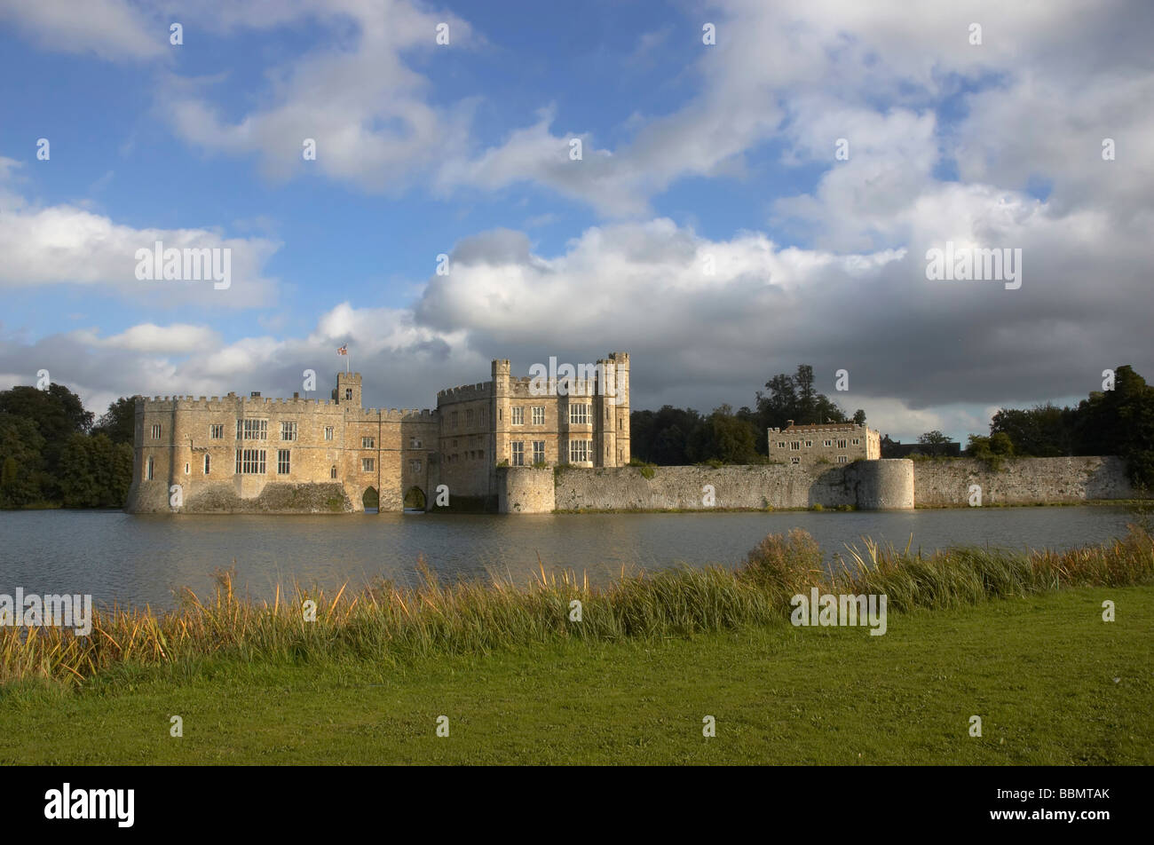 Leeds castle battlements hi-res stock photography and images - Alamy