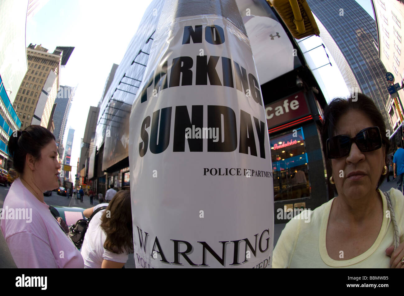 No parking warning signs hi-res stock photography and images - Alamy