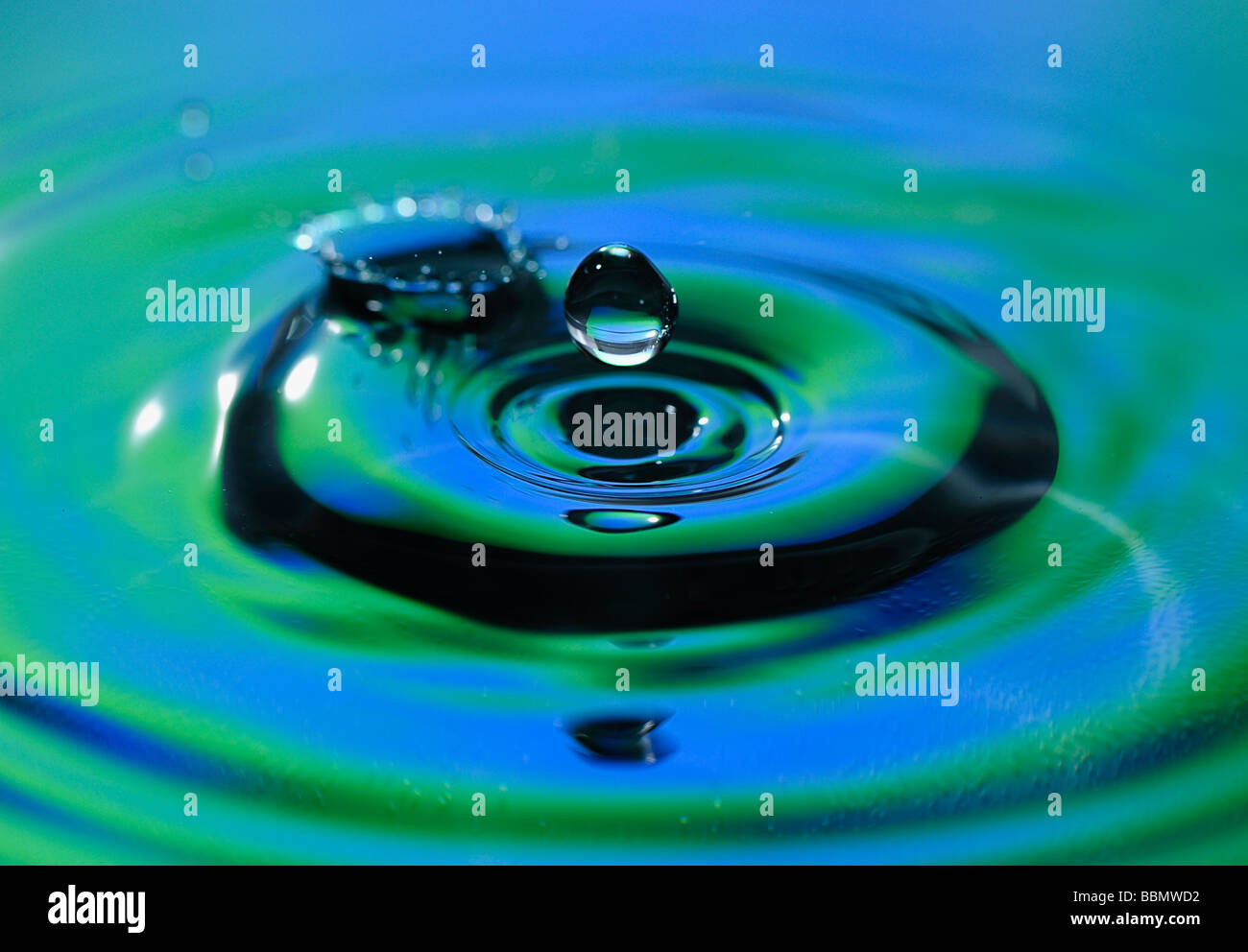 Drops hitting surface water close up hi-res stock photography and ...