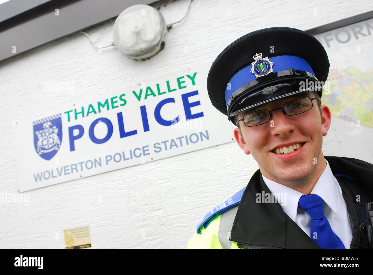 Male police officer uk hi-res stock photography and images - Alamy