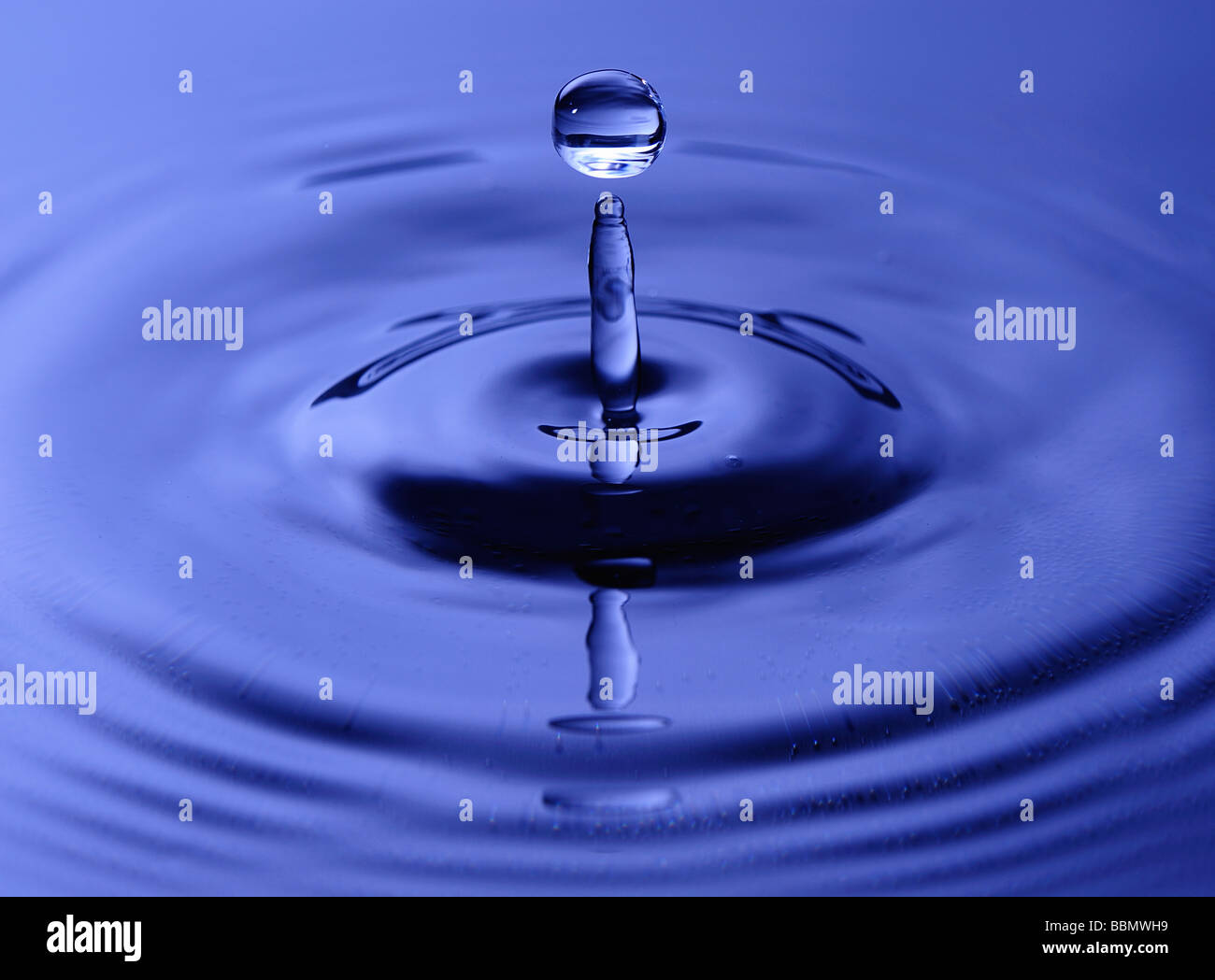Drops hitting surface water close up hi-res stock photography and ...