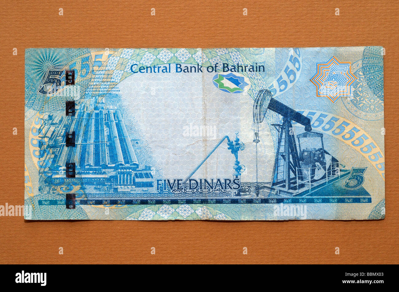 Bahrain 5 Five Dinar Bank Note Stock Photo - Alamy
