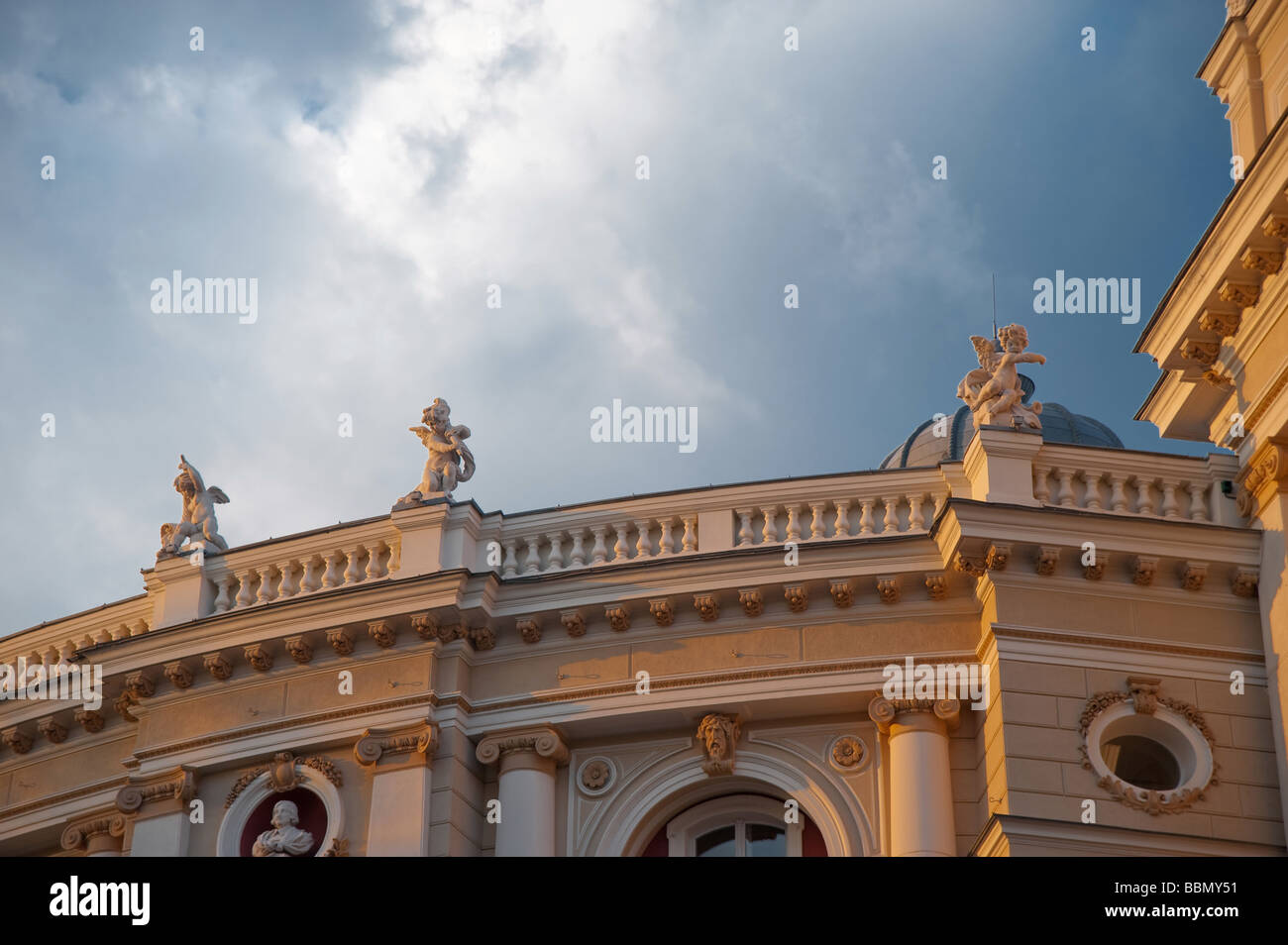 Building opera exterior opera theatre hi-res stock photography and ...