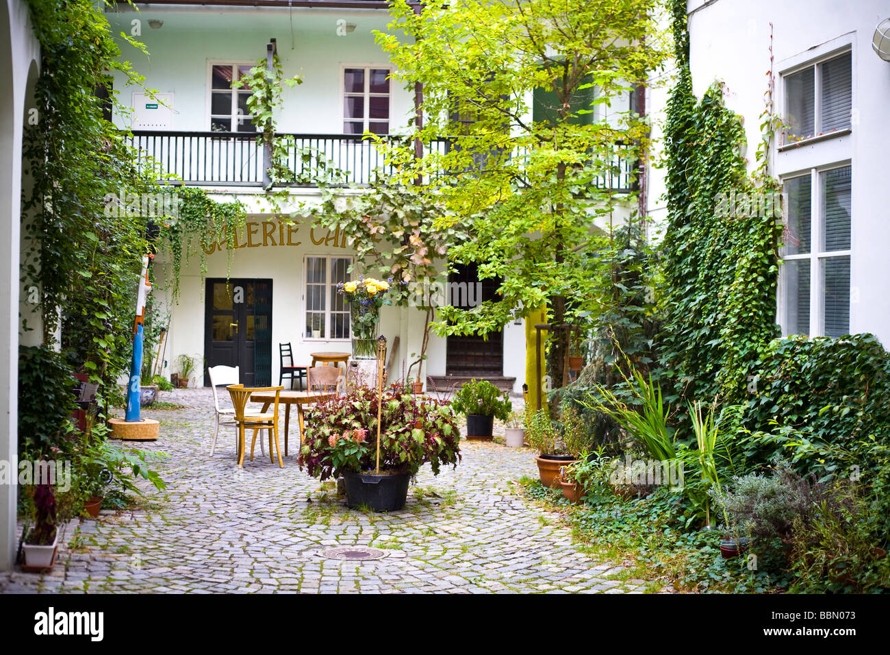 Quaint cafe hi-res stock photography and images - Alamy