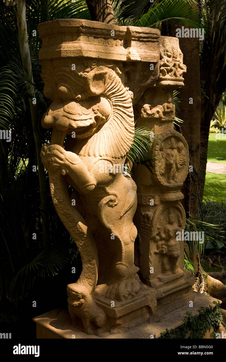 Carved stone figures hi-res stock photography and images - Alamy