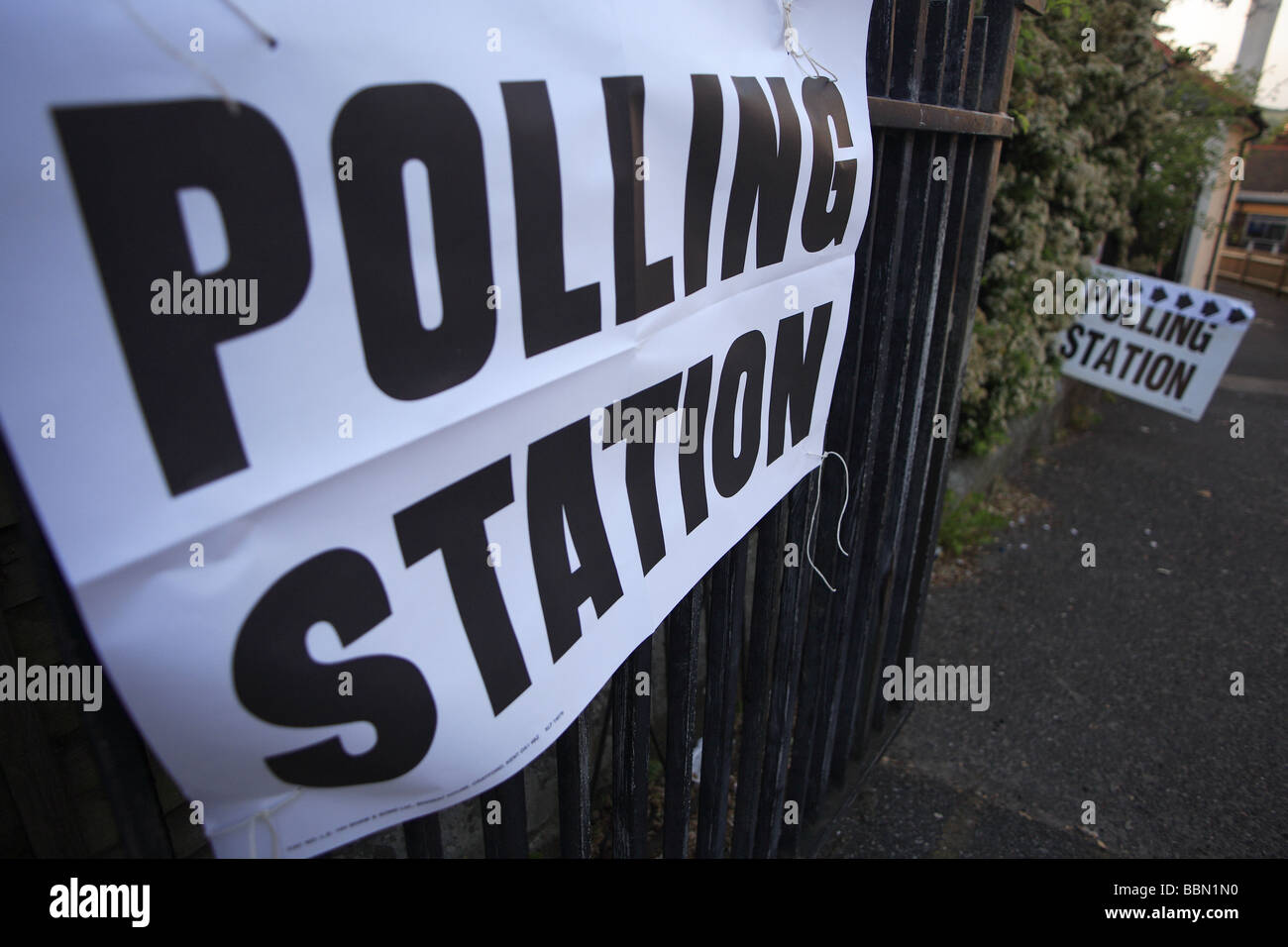 Polling station sign Stock Photo - Alamy